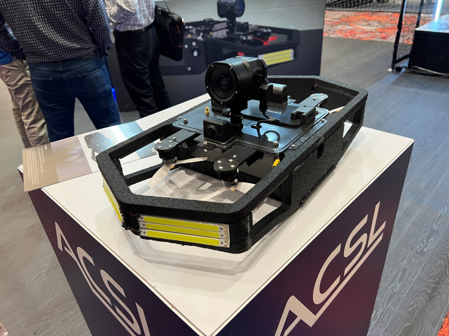 ACSL、蒼天とFi4を展示。Fi4に熱い視線が注がれる[Commercial UAV EXPO 2022] – DRONE