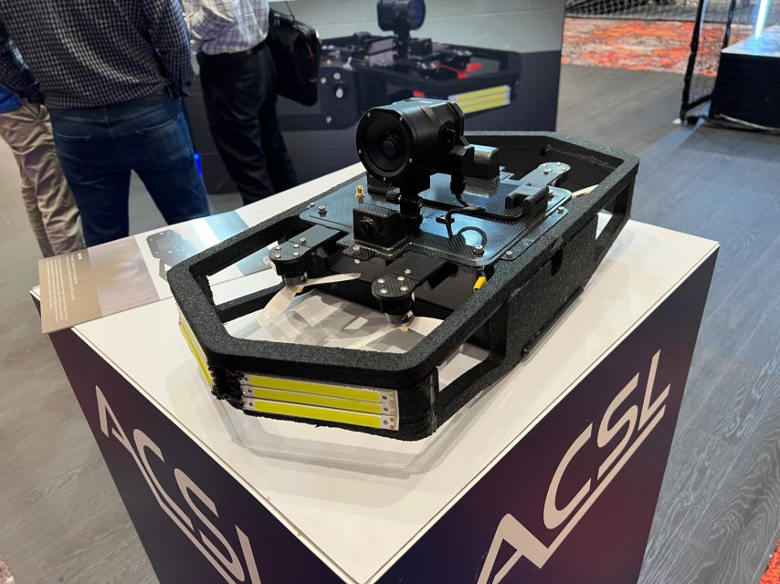 ACSL、蒼天とFi4を展示。Fi4に熱い視線が注がれる[Commercial UAV EXPO 2022] – DRONE