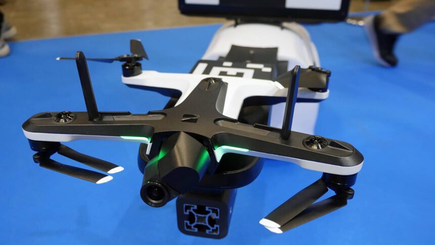 ジャパン・インフラ・ウェイマーク 業務DXロボ「ugo」とSkydio のコラボで長時間・長距離点検ソリューションを発表[JAPAN DRONE 2023] – DRONE