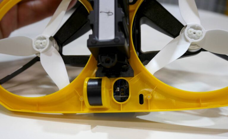 Liberaware、狭所空間点検用小型ドローンの進化型IBIS2を展示。より高画質に、飛行時間もUP！[Japan Drone 2023] – DRONE