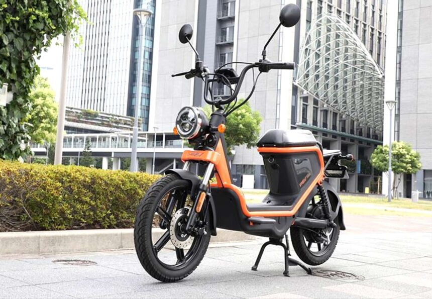 プロト、オリジナル電動スクーター「PEV600」発売。購入支援補助金（最大8万6000円）の対象車 – DRONE