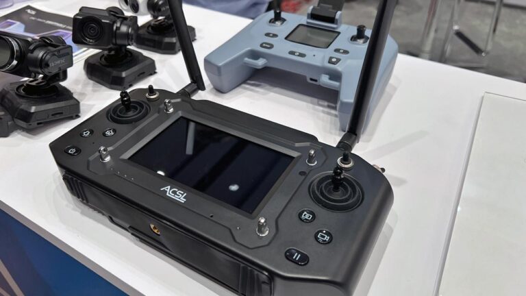 ACSLの米子会社ACSL, Inc.が新型コントローラーと新型サーモカメラを展示[Commercial UAV EXPO] – DRONE