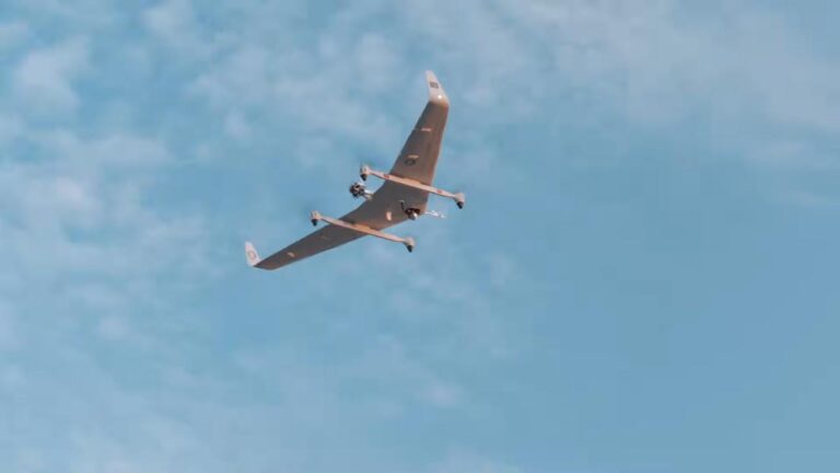 BAYKARのVTOL型ドローン「Bayraktar KALKAN」、最高時速120kmで6時間飛行できるハイブリッド式VTOLドローン ...