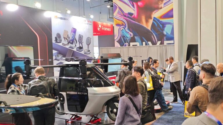 RICTOR、世界初の水陸両用空飛ぶバイク「Skyrider X1」を発表。最大飛行速度は時速100km、飛行時間は最大40分[CES2025 ...